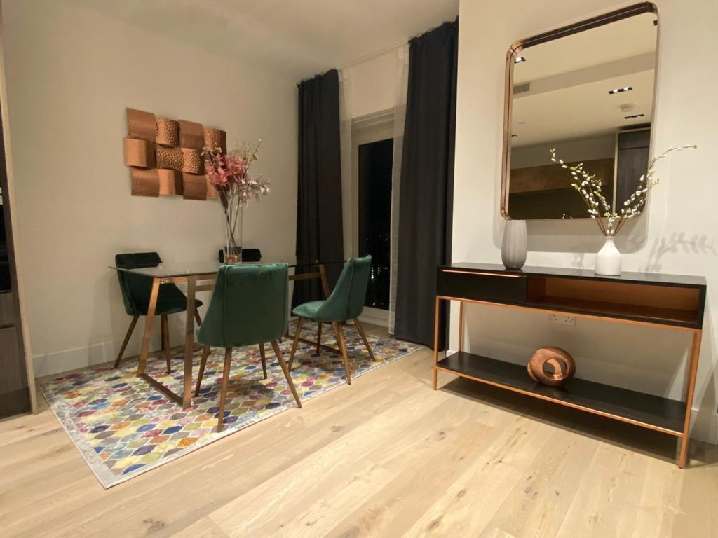 London - 2 Bed Flat, Keybridge Tower, SW8 - To Rent Now for £6,500.00 p/m
