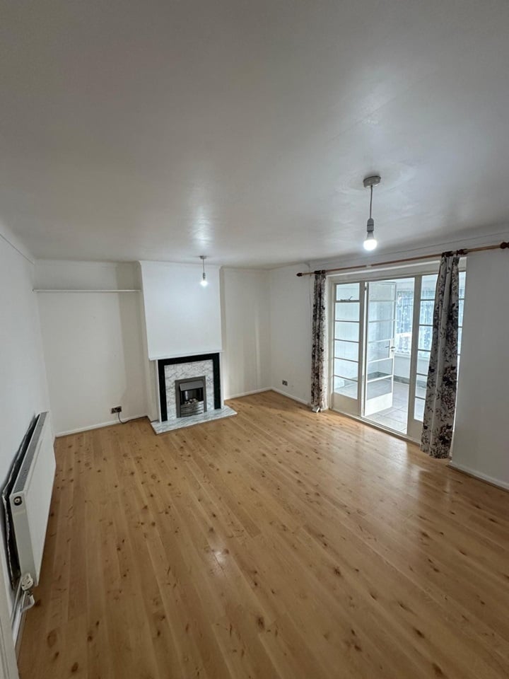 Farnborough - 2 Bed Flat, Whetstone Road, GU14 - To Rent Now for £1,400 ...
