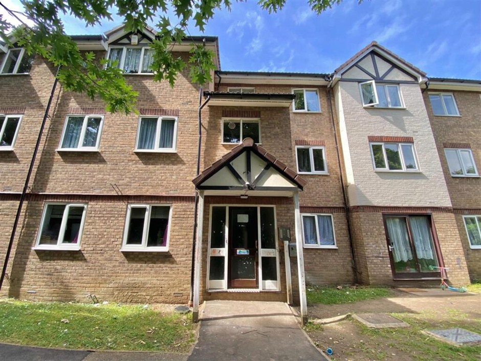 London - 1 Bed Flat, Lapwing Court, NW9 - To Rent Now for £1,250.00 p/m