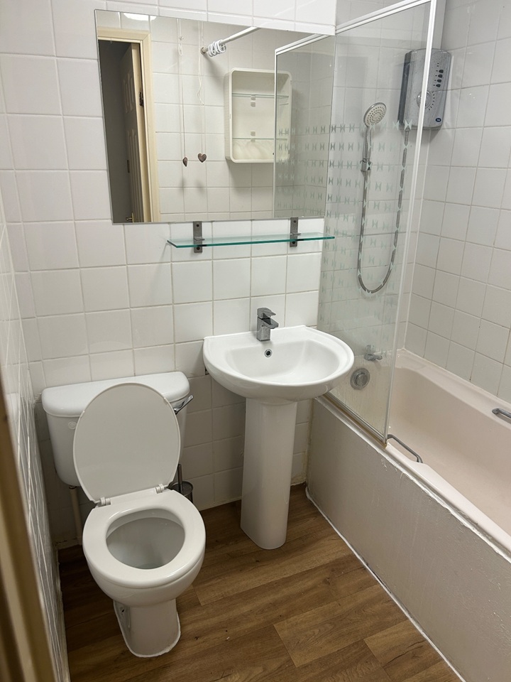 London - 1 Bed Flat, Lapwing Court, NW9 - To Rent Now for £1,250.00 p/m