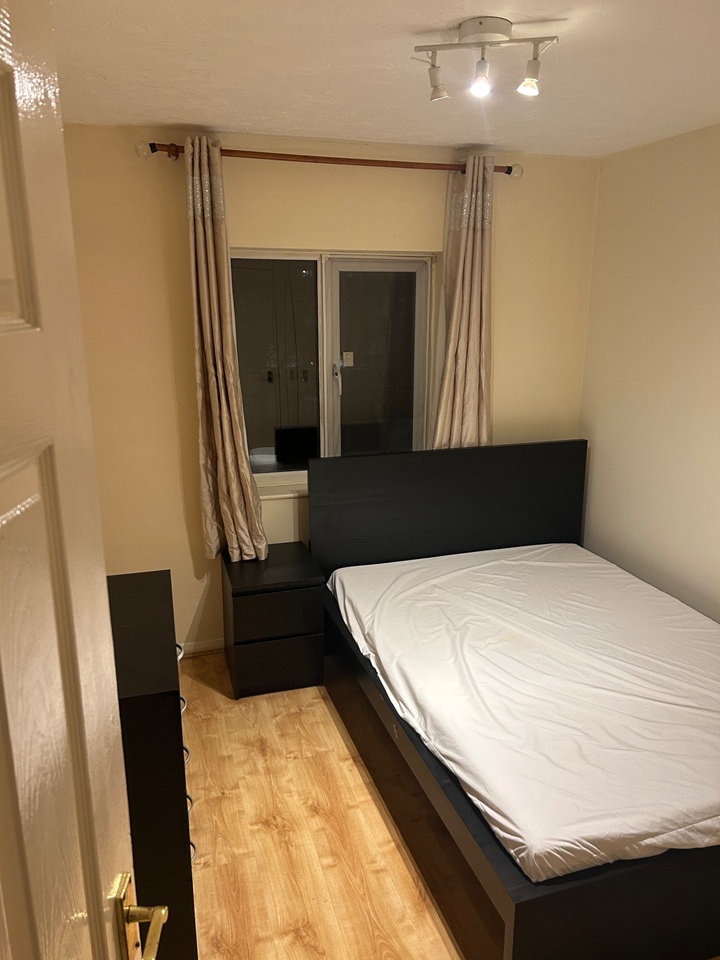 London - 1 Bed Flat, Lapwing Court, NW9 - To Rent Now for £1,250.00 p/m