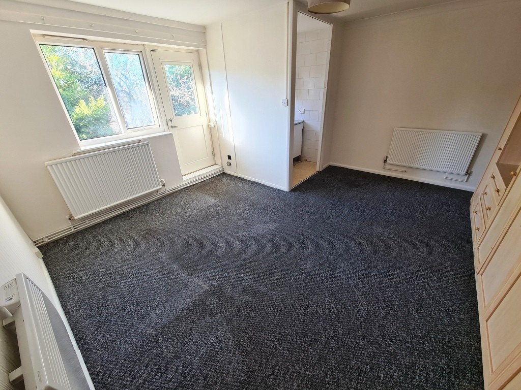 Chester - Studio Flat, Dawpool Close, CH2 - To Rent Now for £595.00 p/m