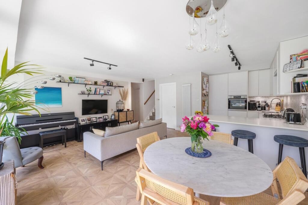 London - 4 Bed Maisonette, Goulden House, SW11 - To Rent Now for £3,400 ...