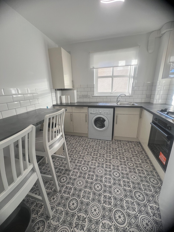 Edinburgh - 2 Bed Flat, Craigroyston Grove, EH4 - To Rent Now for £ ...