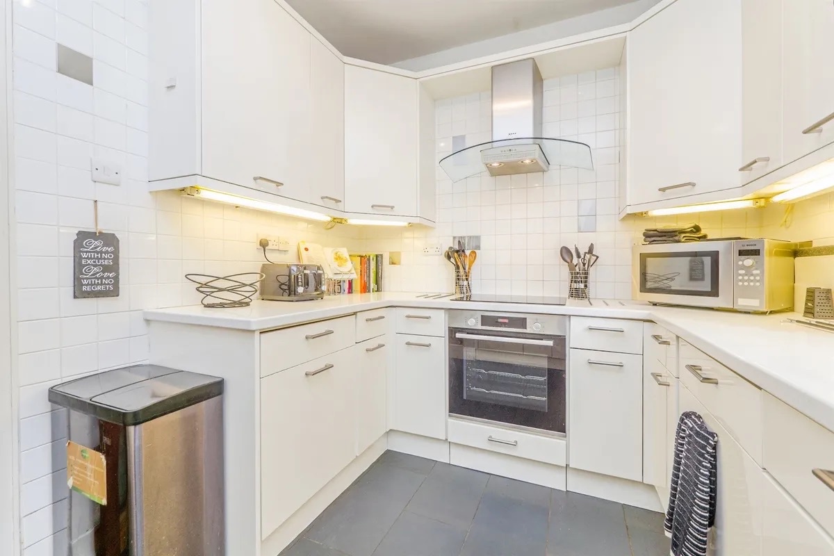 Cardiff - 2 Bed Flat, Raglan House, CF10 - To Rent Now for £1,500.00 p/m