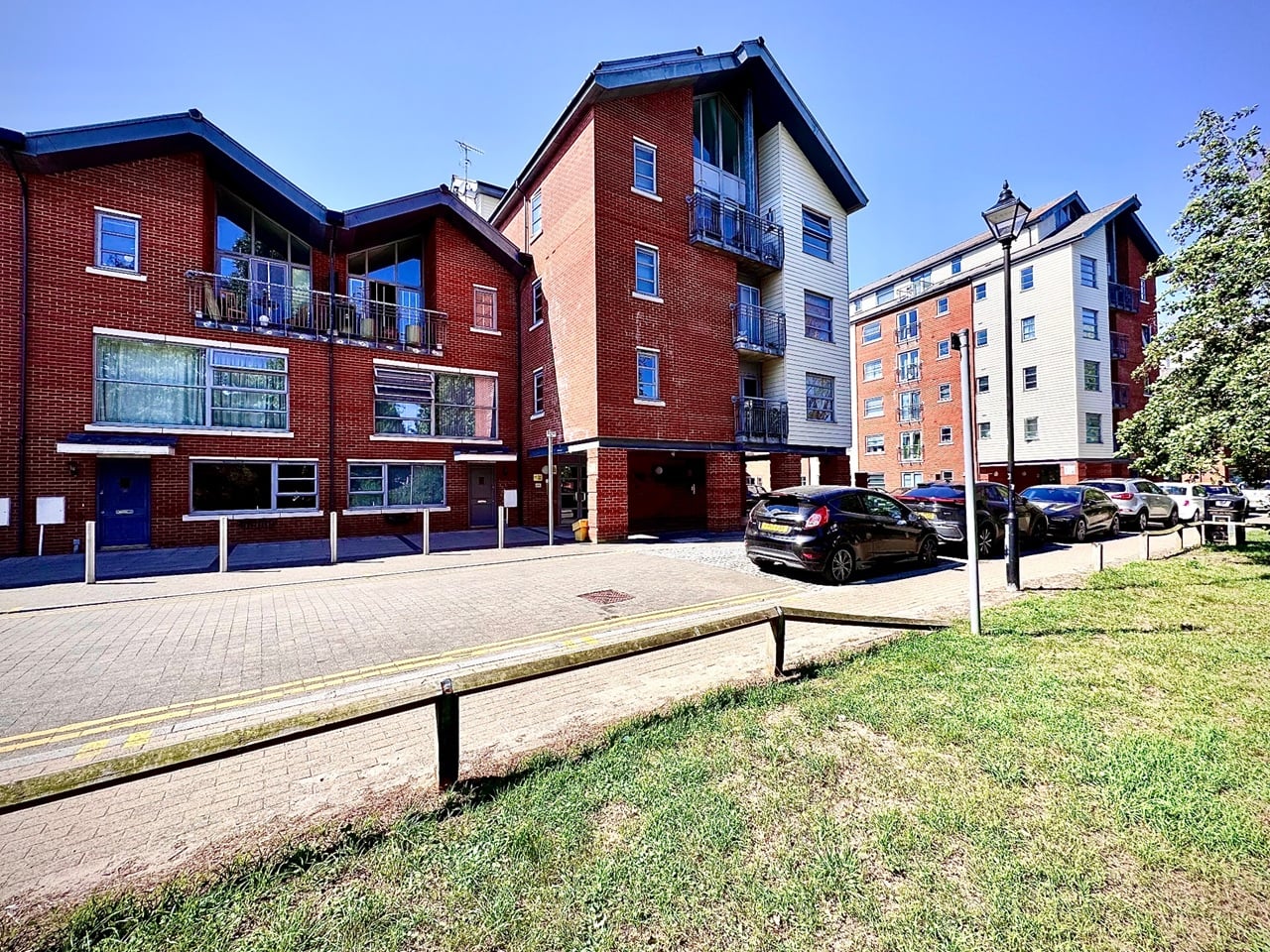 Colchester - 1 Bed Flat, Rotary Way, CO3 - To Rent Now for £1,050.00 p/m