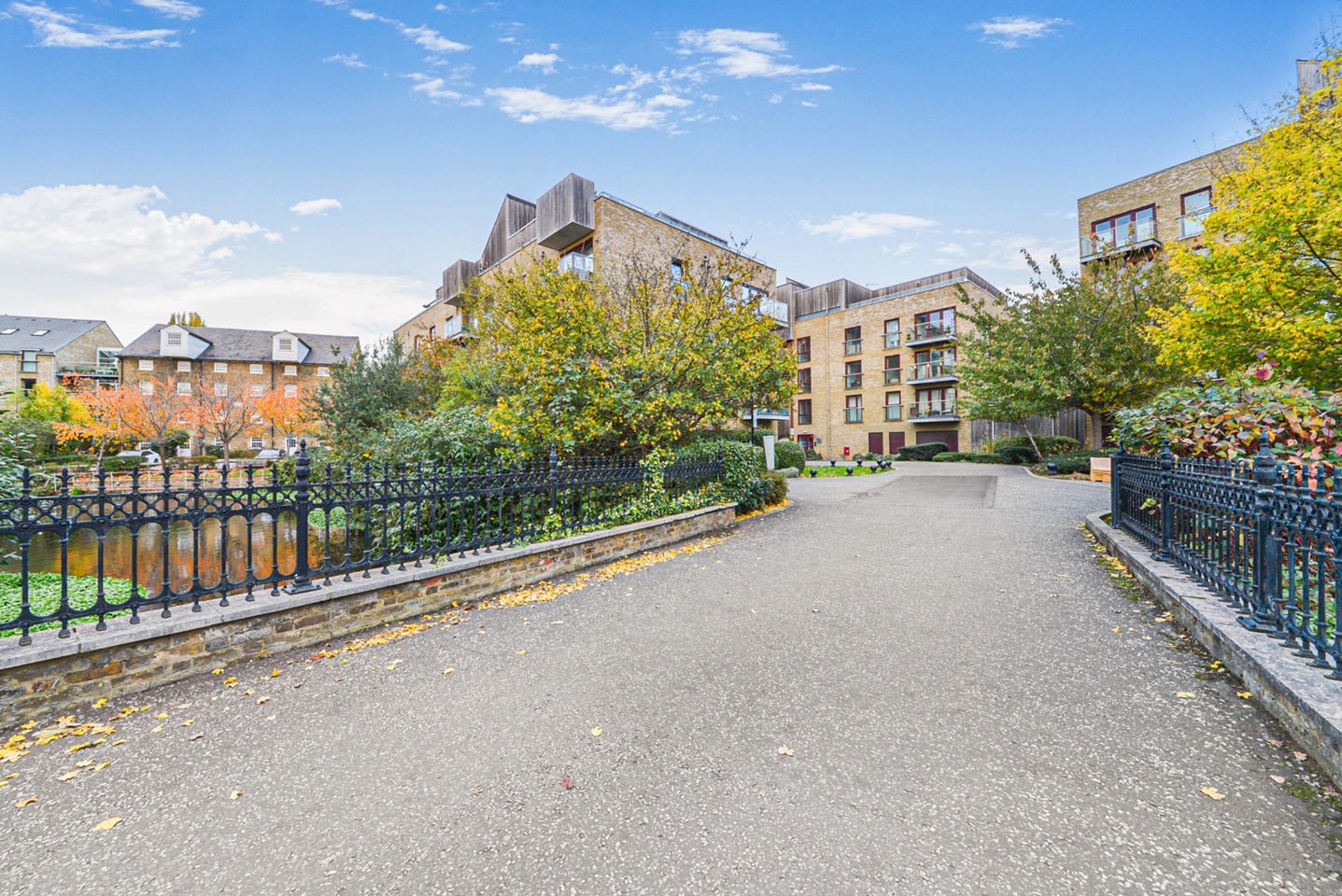 Denham, Uxbridge - 2 Bed Flat, Kings Mill Way, UB9 - To Rent Now for £ ...
