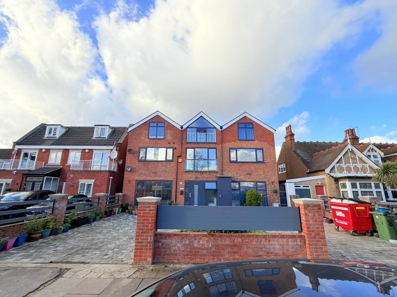 Ilford - Studio Flat, Cranbrook Road, IG6 - To Rent Now for £1,100.00 p/m
