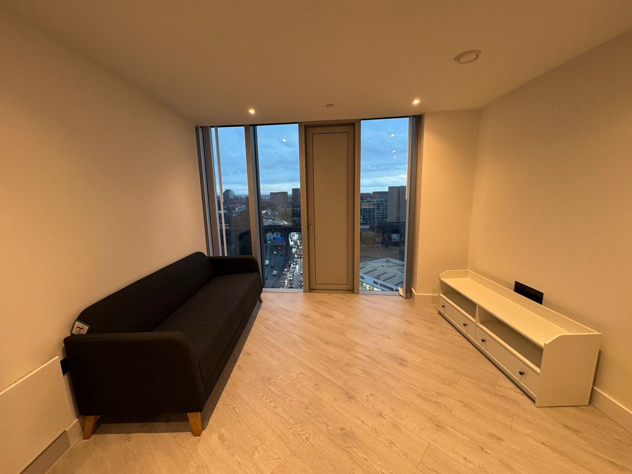 Manchester - 1 Bed Flat, Trinity Way, M3 - To Rent Now for £1,280.00 p/m
