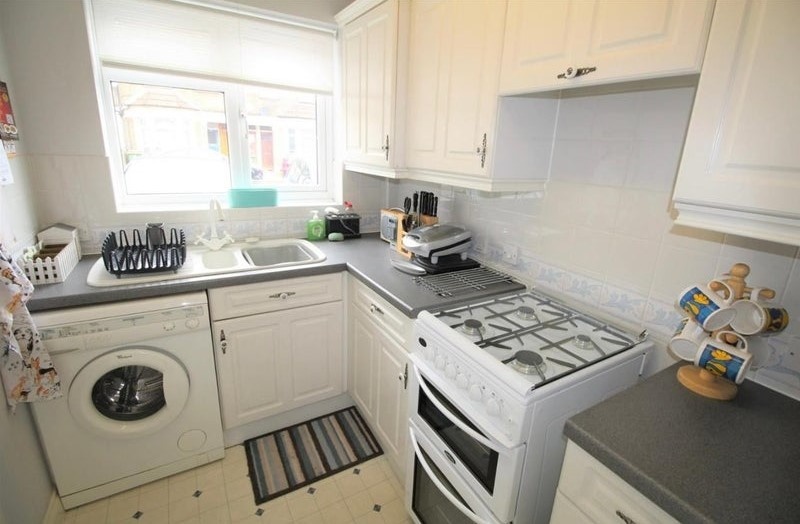 London - Room in a Shared House, Silverland Street, E16 - To Rent Now ...