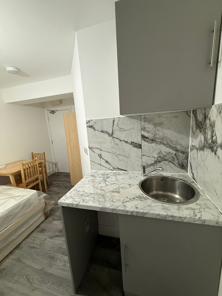 Ilford - Studio Flat, High Road, IG1 - To Rent Now for £900.00 p/m