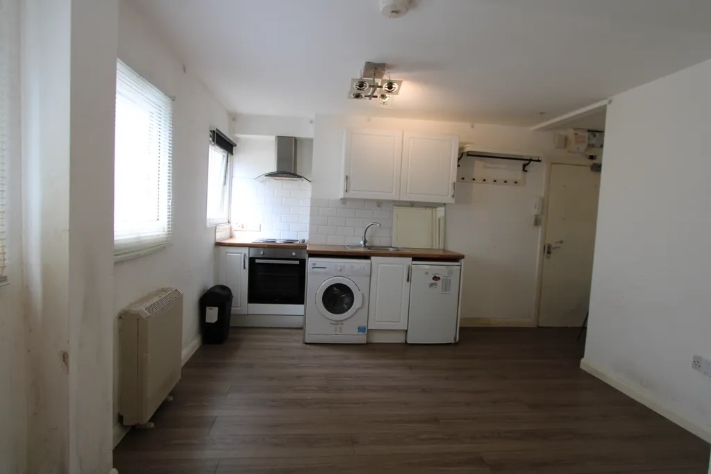 London - Studio Flat, Westcott House, SE27 - To Rent Now for £999.00 p/m