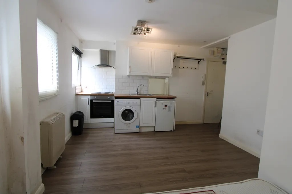 London - Studio Flat, Westcott House, SE27 - To Rent Now for £999.00 p/m
