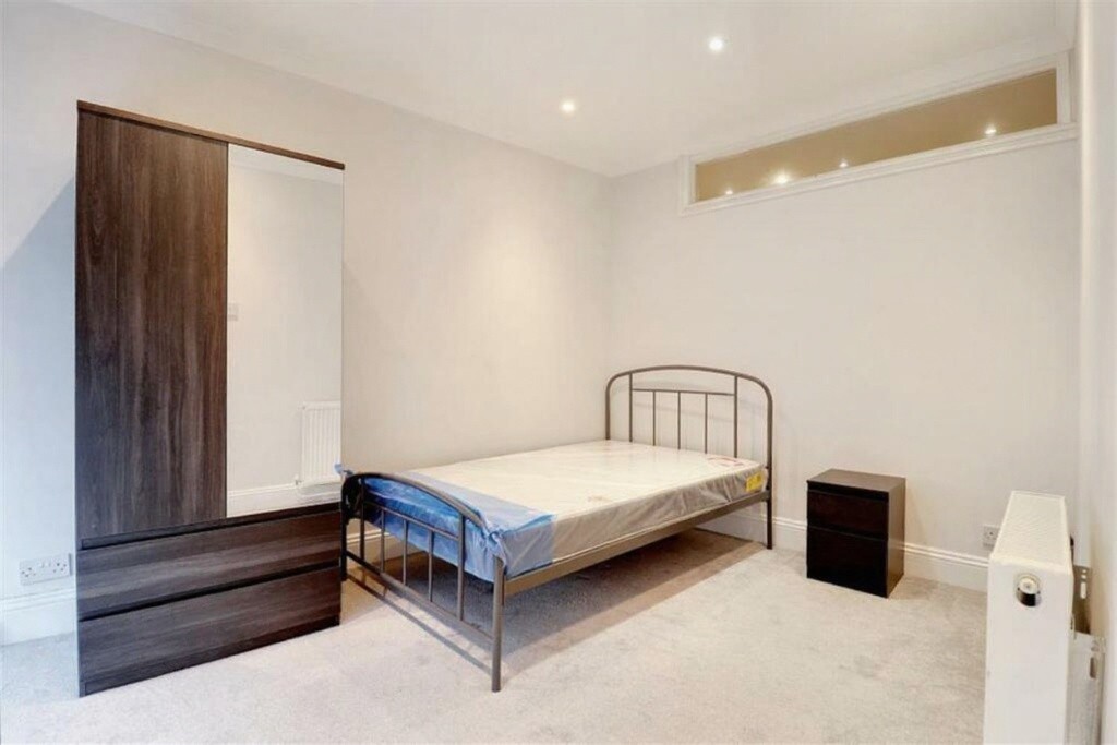 Croydon - 2 Bed Flat, Portland Road, SE25 - To Rent Now for £1,495.00 p/m