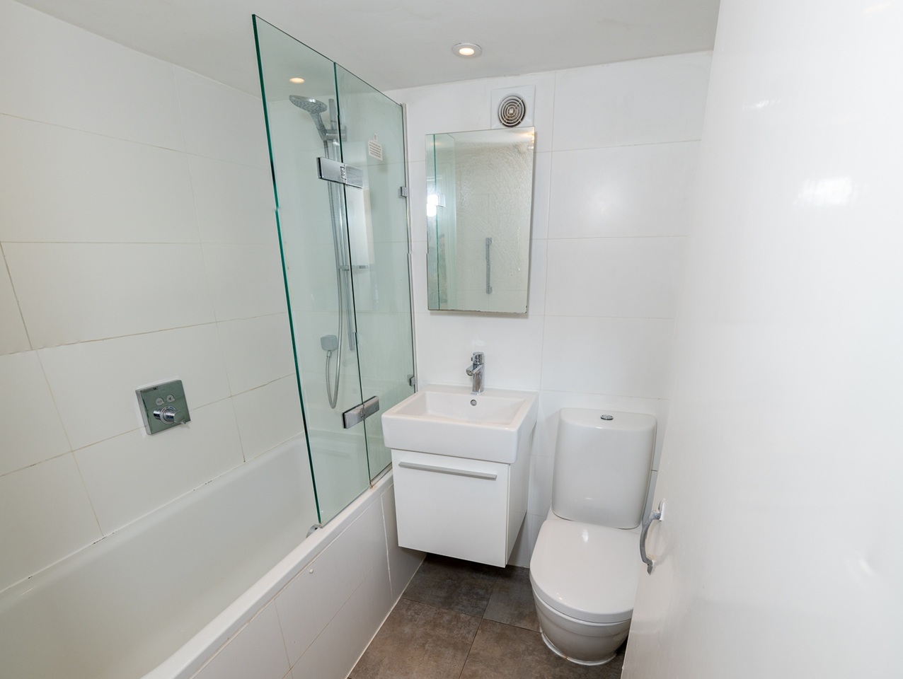 London - 1 Bed Flat, Stormont Road, SW11 - To Rent Now for £1,975.00 p/m