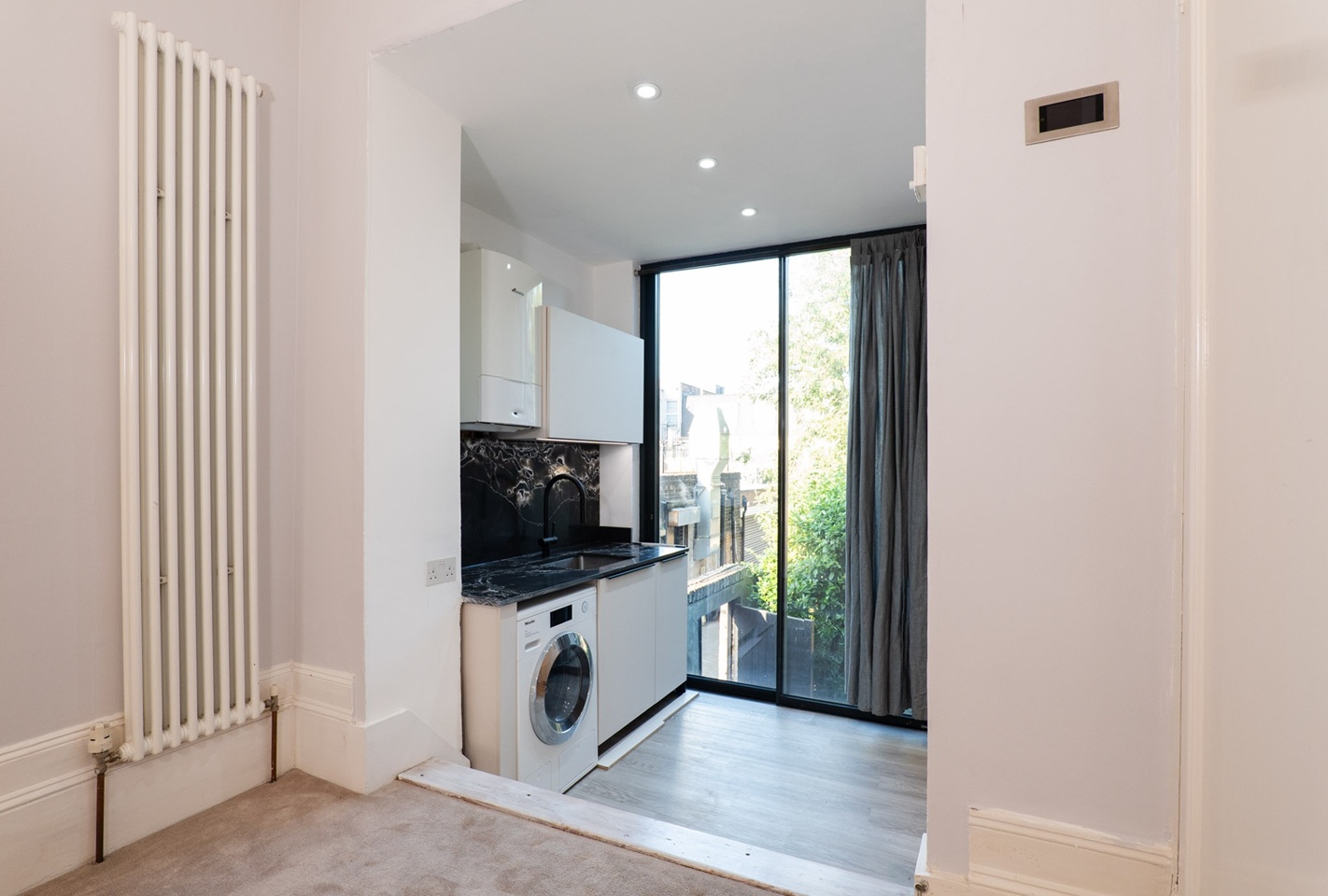 London - 1 Bed Flat, Stormont Road, SW11 - To Rent Now for £1,975.00 p/m