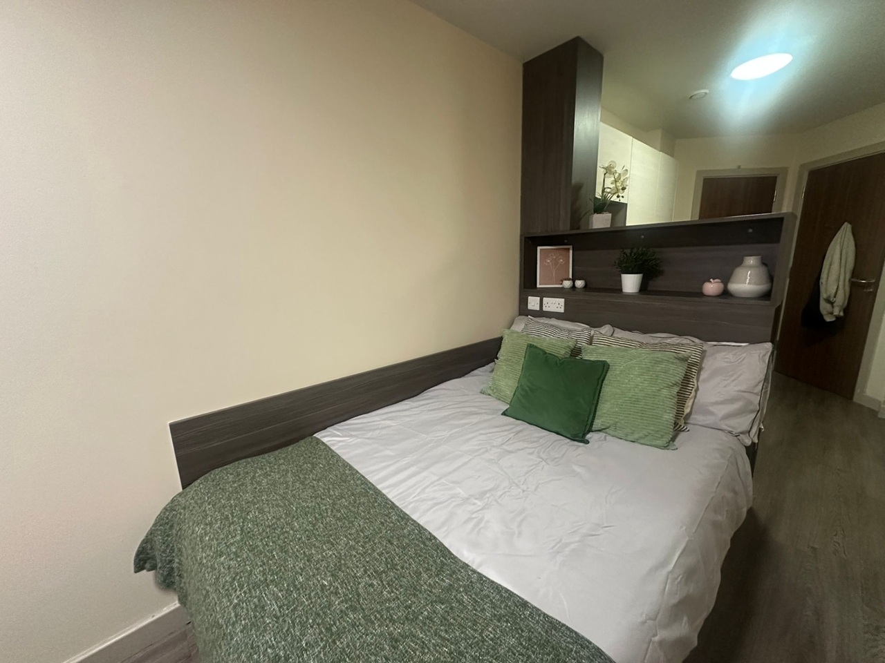 Nottingham - Studio Flat, Halley House, NG1 - To Rent Now for £625.00 p/m