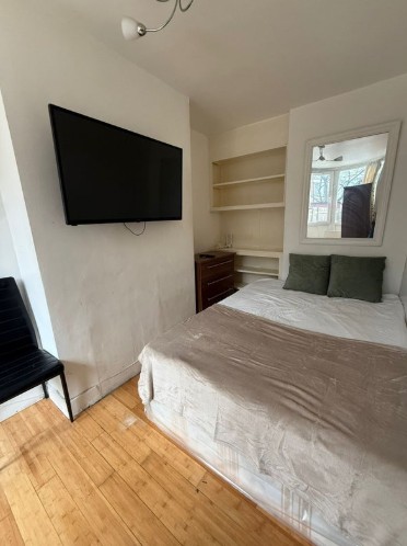 London - Room in a Shared Flat, Fontley Way, SW15 - To Rent Now for £ ...