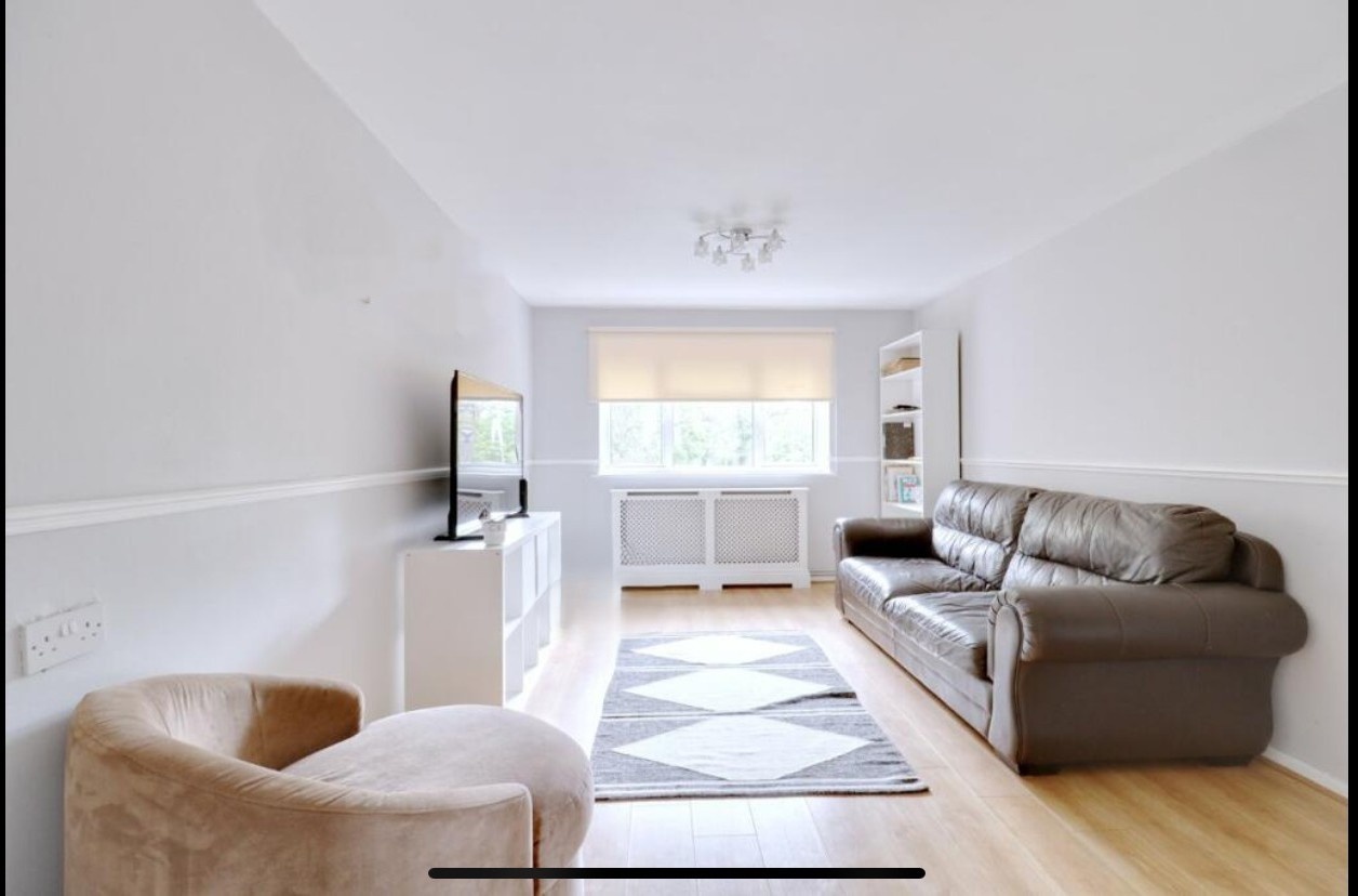 Essex - 1 Bed Flat, Darenth Lane, RM15 - To Rent Now for £1,150.00 p/m