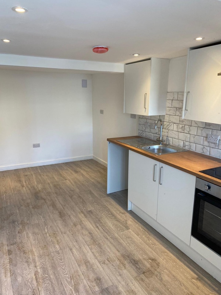 Pool, Redruth - 1 Bed Flat, Fore Street, TR15 - To Rent Now for £845.00 p/m