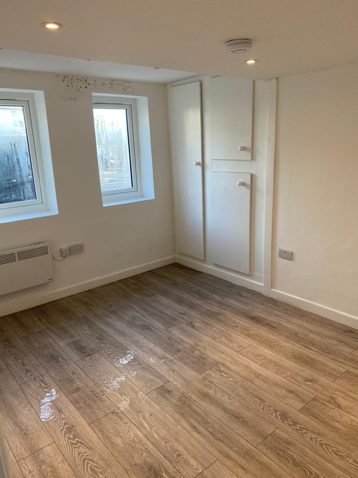 Pool, Redruth - 1 Bed Flat, Fore Street, TR15 - To Rent Now for £845.00 p/m