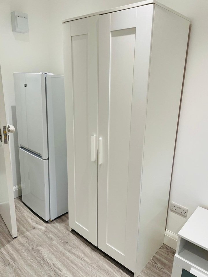 Ilford - Studio Flat, Lincoln Gardens, IG1 - To Rent Now for £1,100.00 p/m
