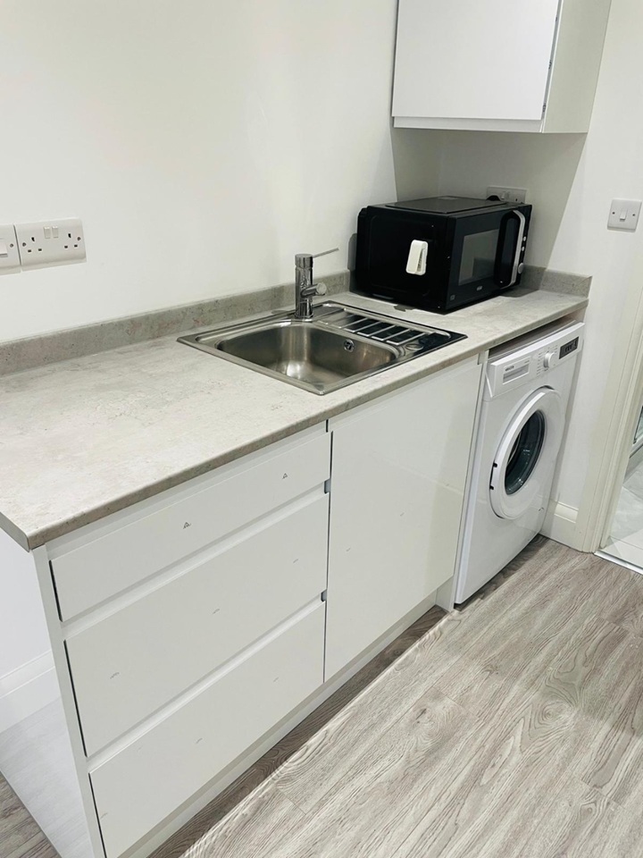 Ilford - Studio Flat, Lincoln Gardens, IG1 - To Rent Now for £1,100.00 p/m