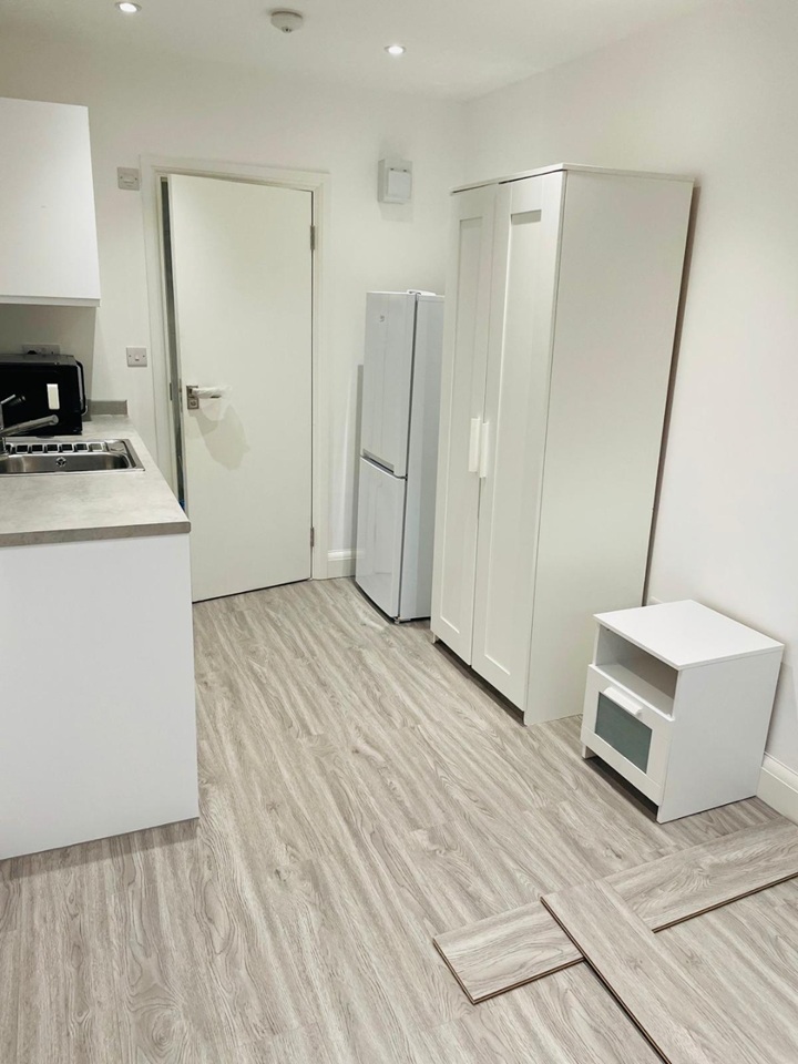 Ilford - Studio Flat, Lincoln Gardens, IG1 - To Rent Now for £1,100.00 p/m