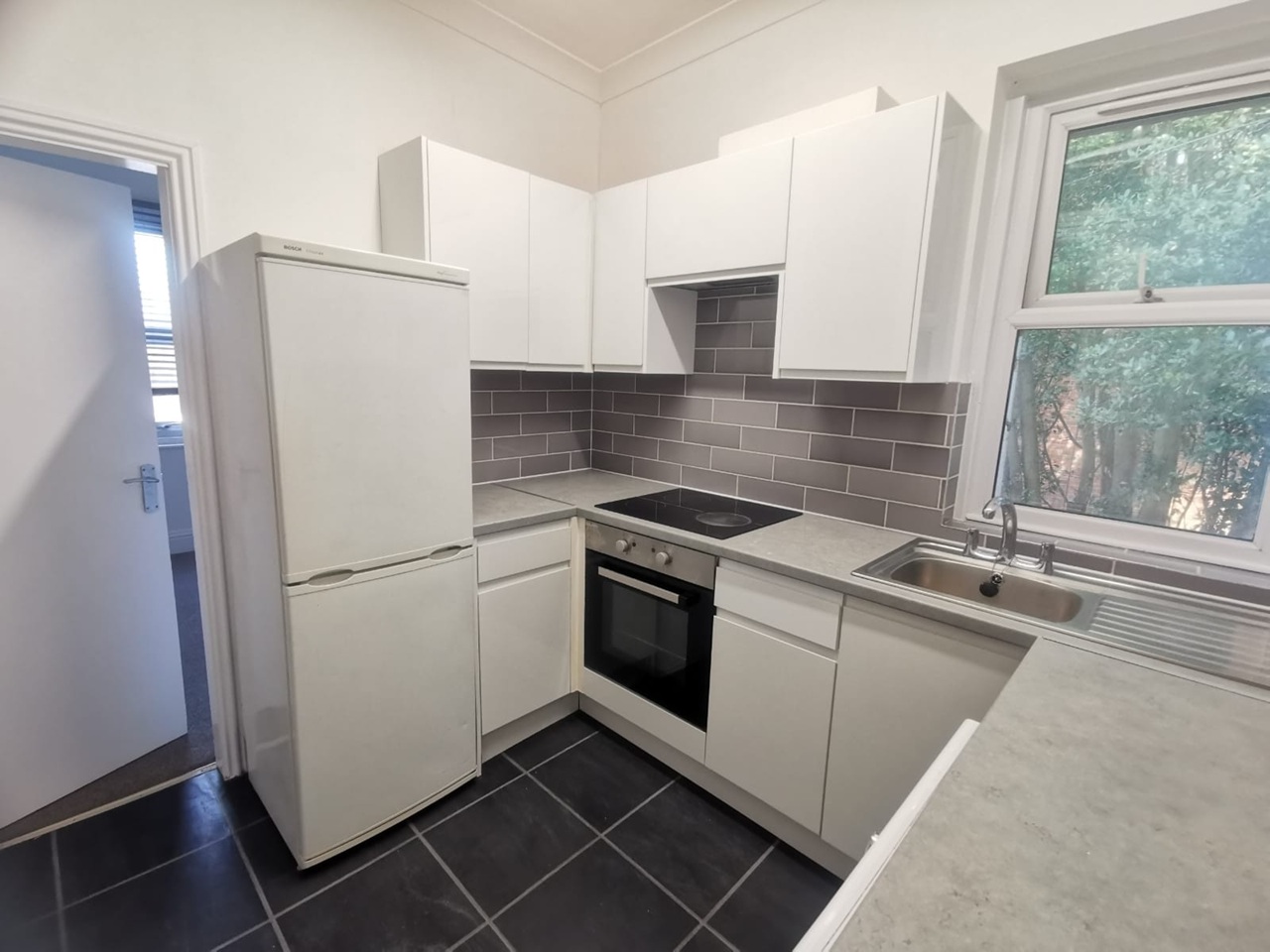 Tilehurst, Reading - 2 Bed Flat, School Road Tilehurst, RG31 - To Rent ...
