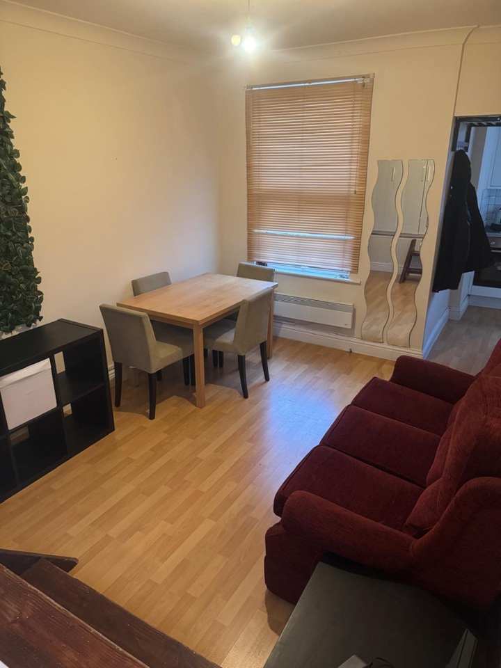 London - Studio Flat, Frobisher Road, N8 - To Rent Now for £1,200.00 p/m