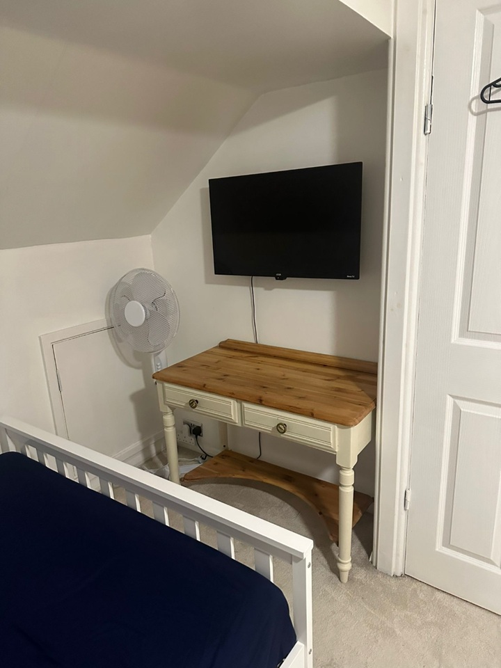 Slough - Bedsit, Barton Road, SL3 - To Rent Now for £750.00 p/m