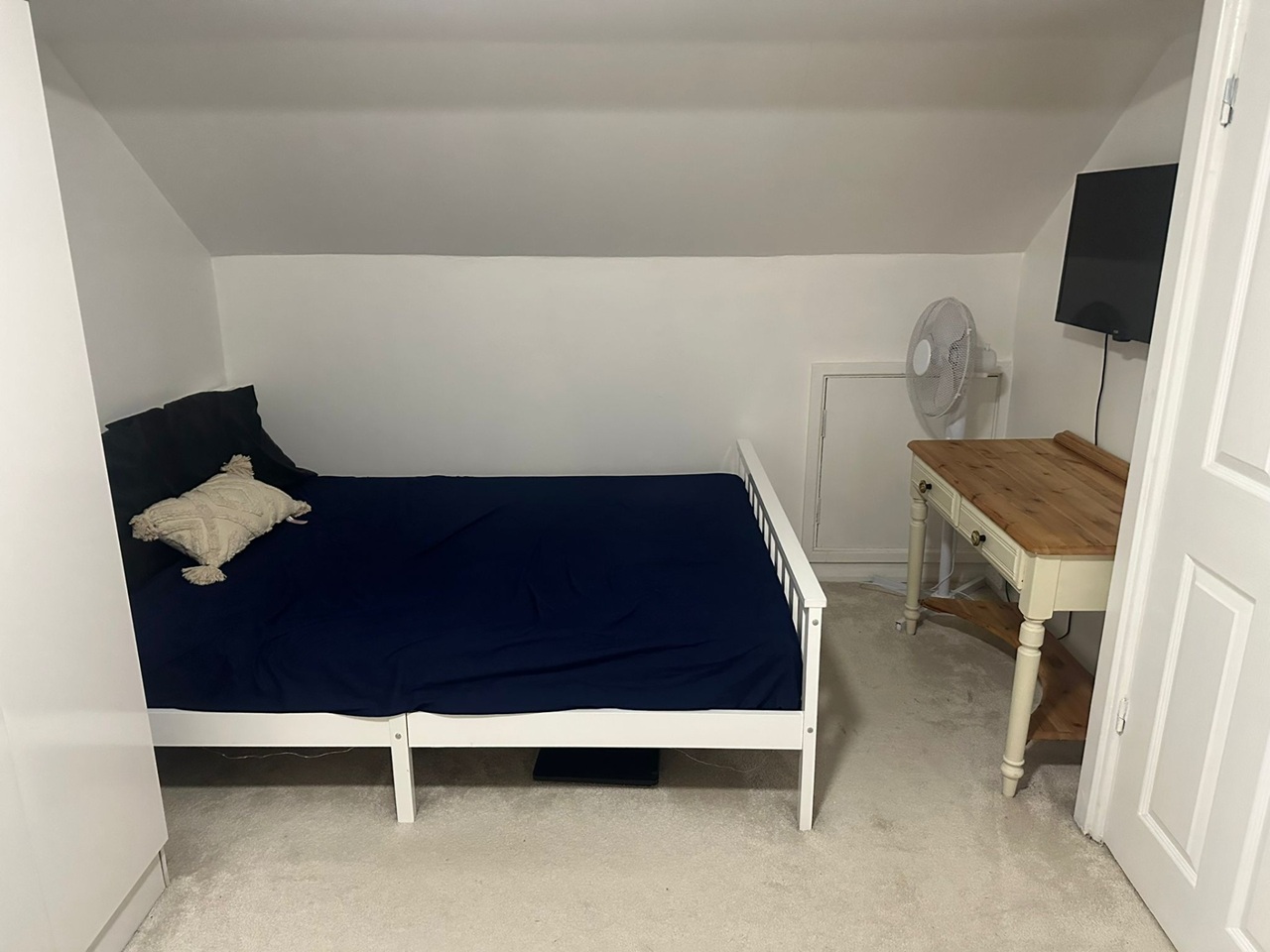 Slough - Bedsit, Barton Road, SL3 - To Rent Now for £750.00 p/m