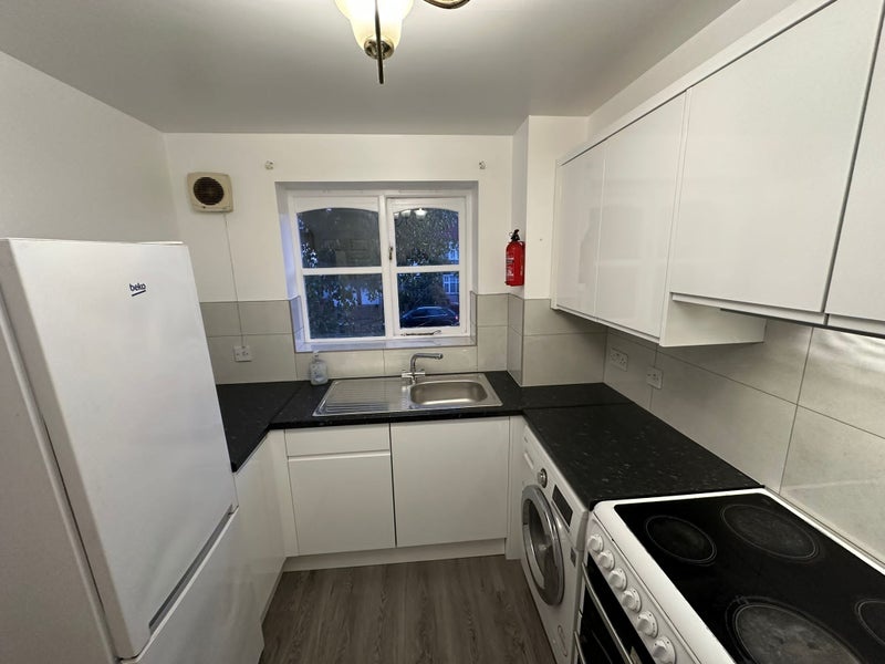 London - 2 Bed Flat, Windmill Drive, NW2 - To Rent Now for £1,950.00 p/m
