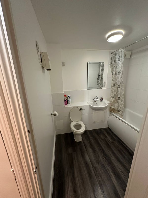 London - 2 Bed Flat, Windmill Drive, NW2 - To Rent Now for £1,950.00 p/m