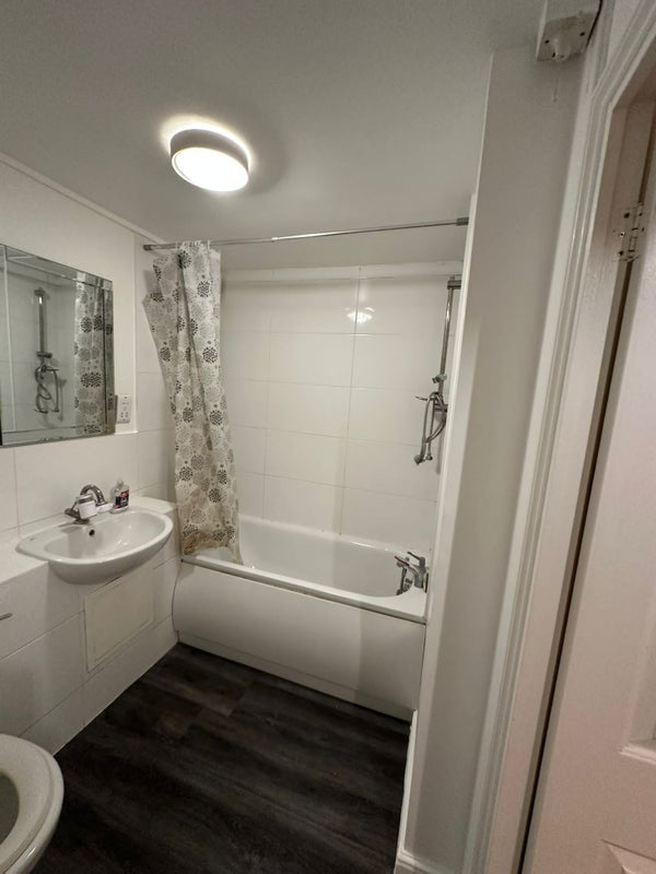 London - 2 Bed Flat, Windmill Drive, NW2 - To Rent Now for £1,950.00 p/m