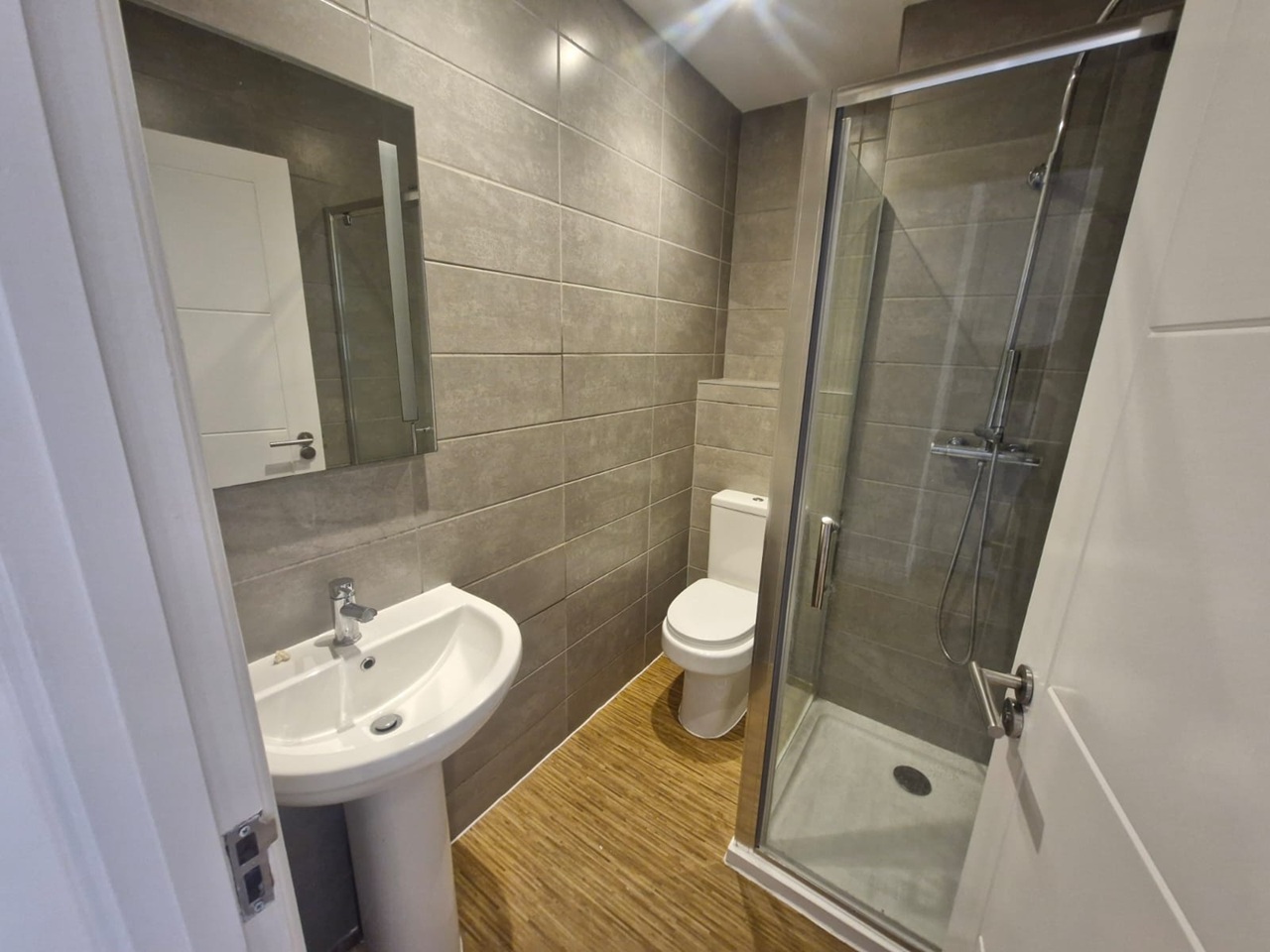 Romford - 1 Bed Flat, Chandlers Way, RM1 - To Rent Now for £1,275.00 p/m