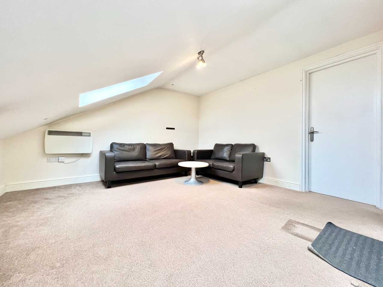Ilford - 1 Bed Flat, Highcliffe Gardens, IG4 - To Rent Now for £1,300. ...