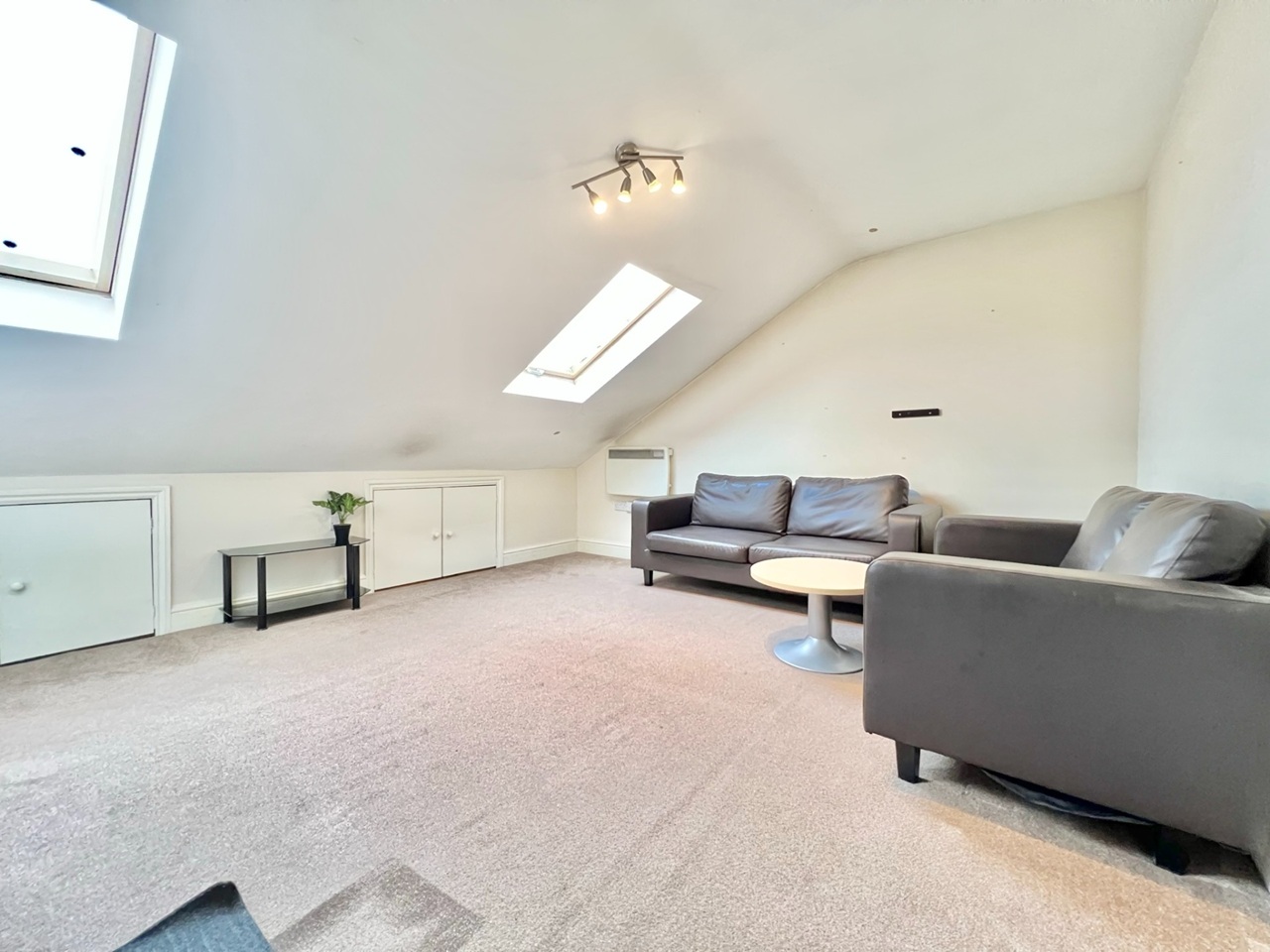 Ilford - 1 Bed Flat, Highcliffe Gardens, IG4 - To Rent Now for £1,300. ...