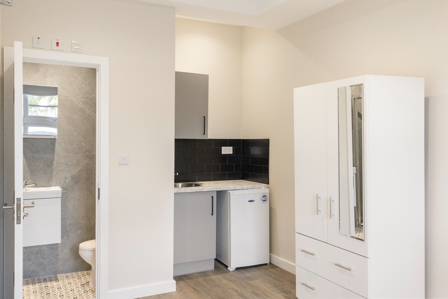 London - Studio Flat, Manor Road, N16 - To Rent Now for £999.00 p/m