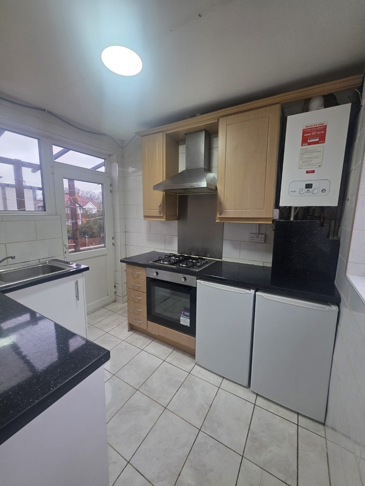 Stanmore - 2 Bed Flat, Everton Drive, HA7 - To Rent Now for £1,850.00 p/m