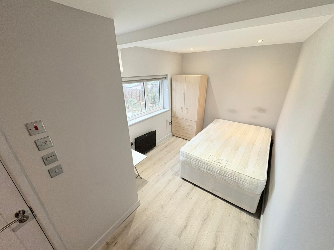 Feltham Hampton Spelthorne - Studio Flat, Ashridge Way, TW16 - To Rent ...