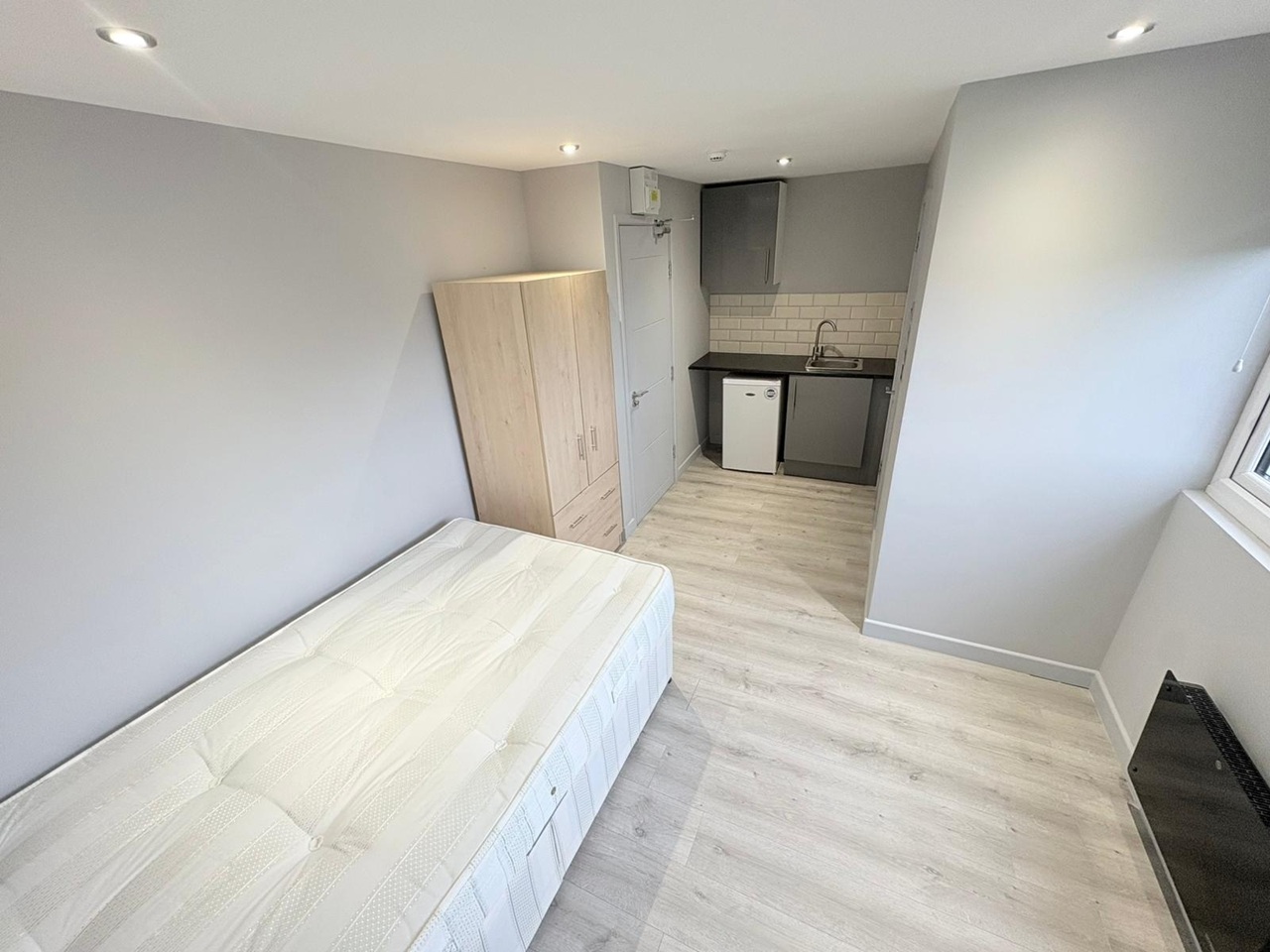 Feltham Hampton Spelthorne - Studio Flat, Ashridge Way, TW16 - To Rent ...