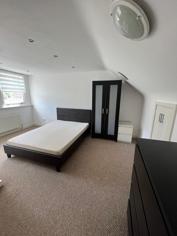 London - 2 Bed Flat, Honeybrook Road, SW12 - To Rent Now for £2,450.00 p/m