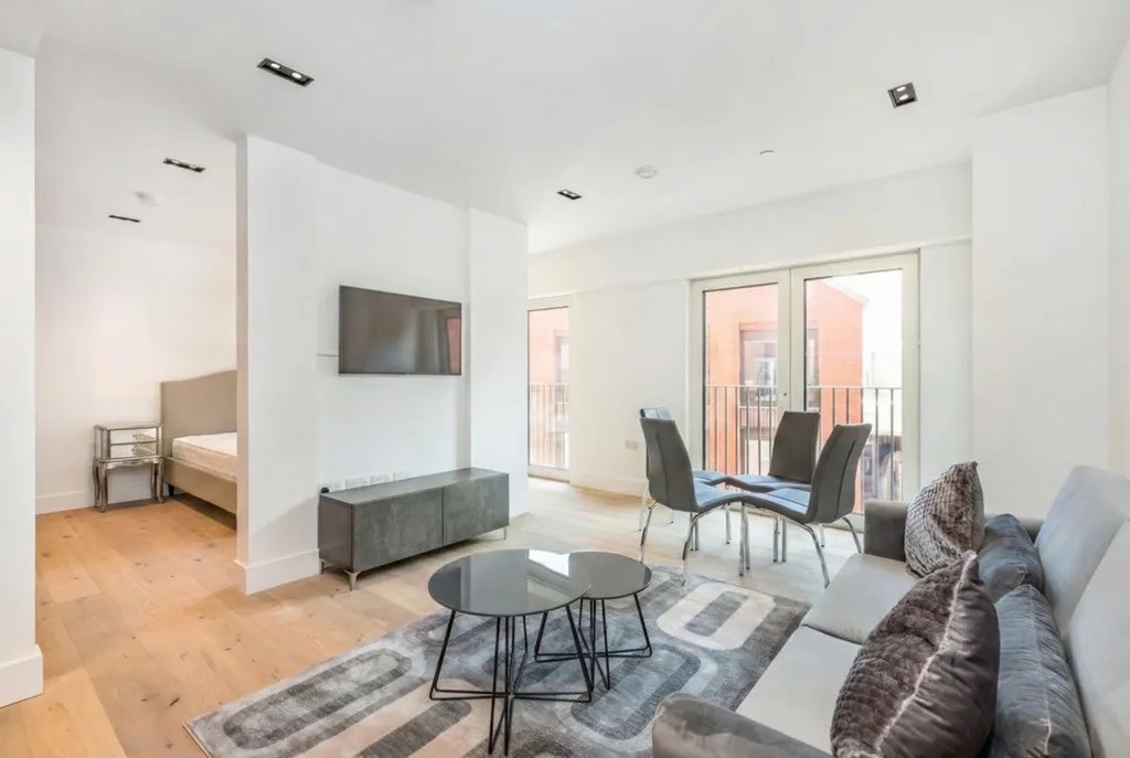 London - 1 Bed Flat, Keybridge Tower, SW8 - To Rent Now for £2,500.00 p/m
