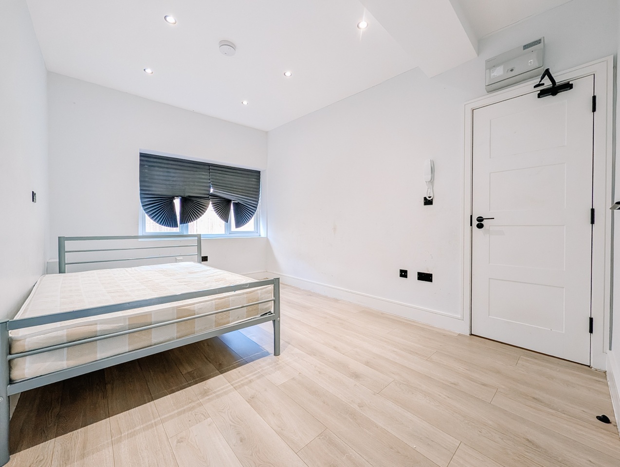 Sutton - 2 Bed Flat, Manor Lane, SM1 - To Rent Now for £2,000.00 p/m