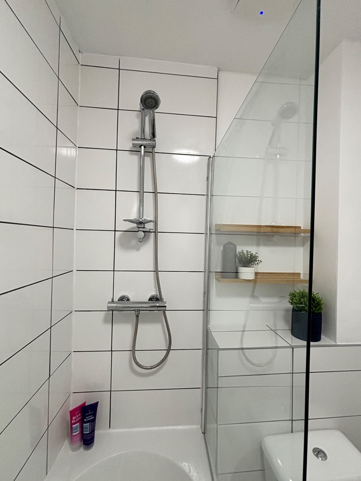 Bootle - 1 Bed Flat, Bank Road, L20 - To Rent Now for £650.00 p/m