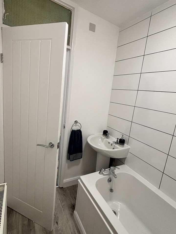Bootle - 1 Bed Flat, Bank Road, L20 - To Rent Now for £650.00 p/m