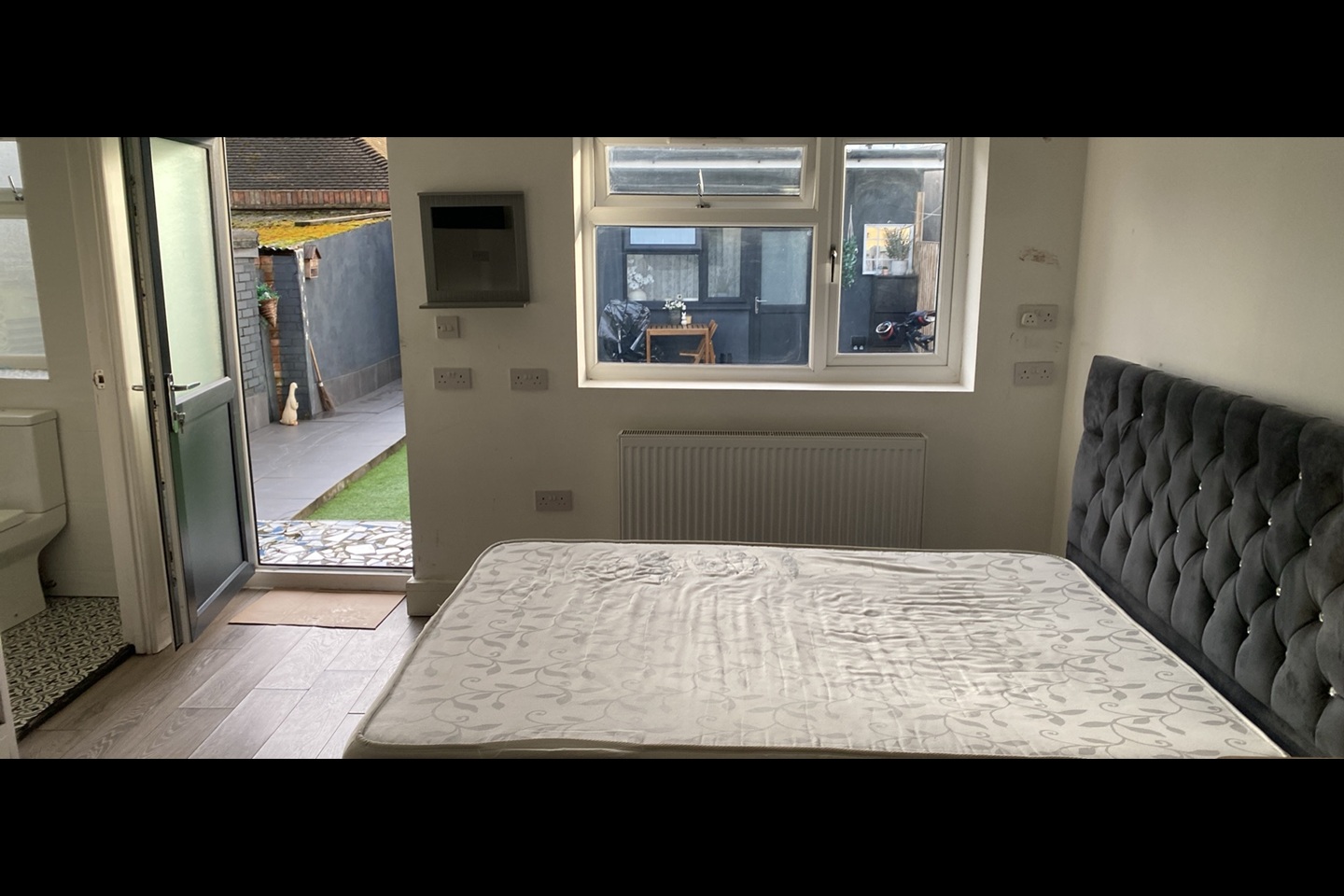 Dagenham - Studio Flat, Purland Close, RM8 - To Rent Now for £1,100.00 p/m
