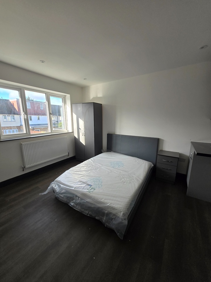 Sipson, West Drayton - Bedsit, Sipson Lane, UB7 - To Rent Now for £995. ...