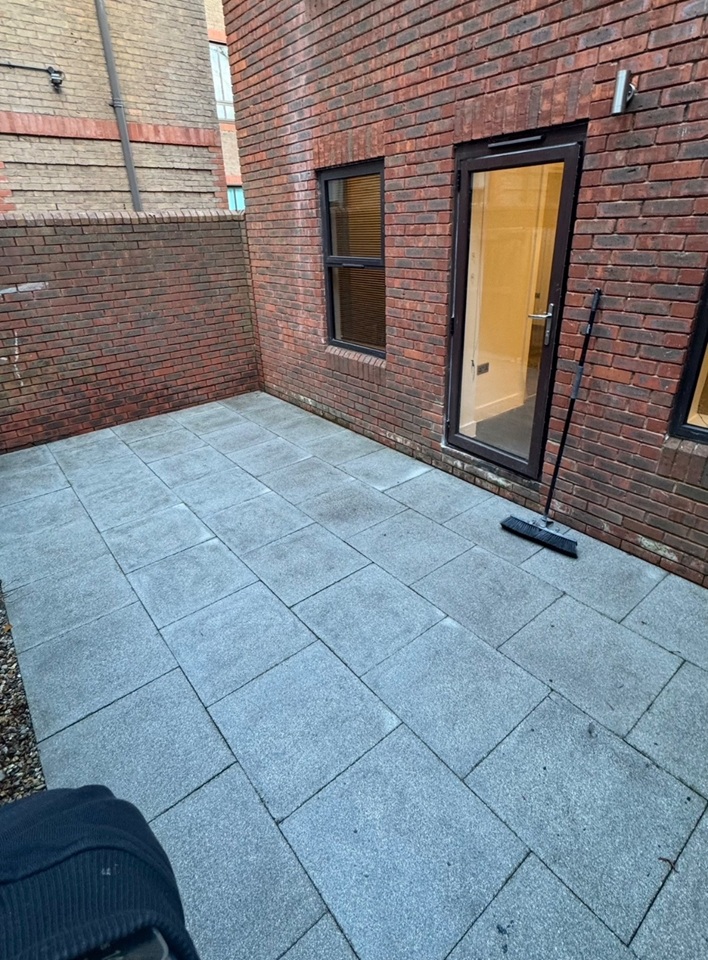 Epsom - 2 Bed Flat, Rosebery Lodge, KT18 - To Rent Now for £1,650.00 p/m
